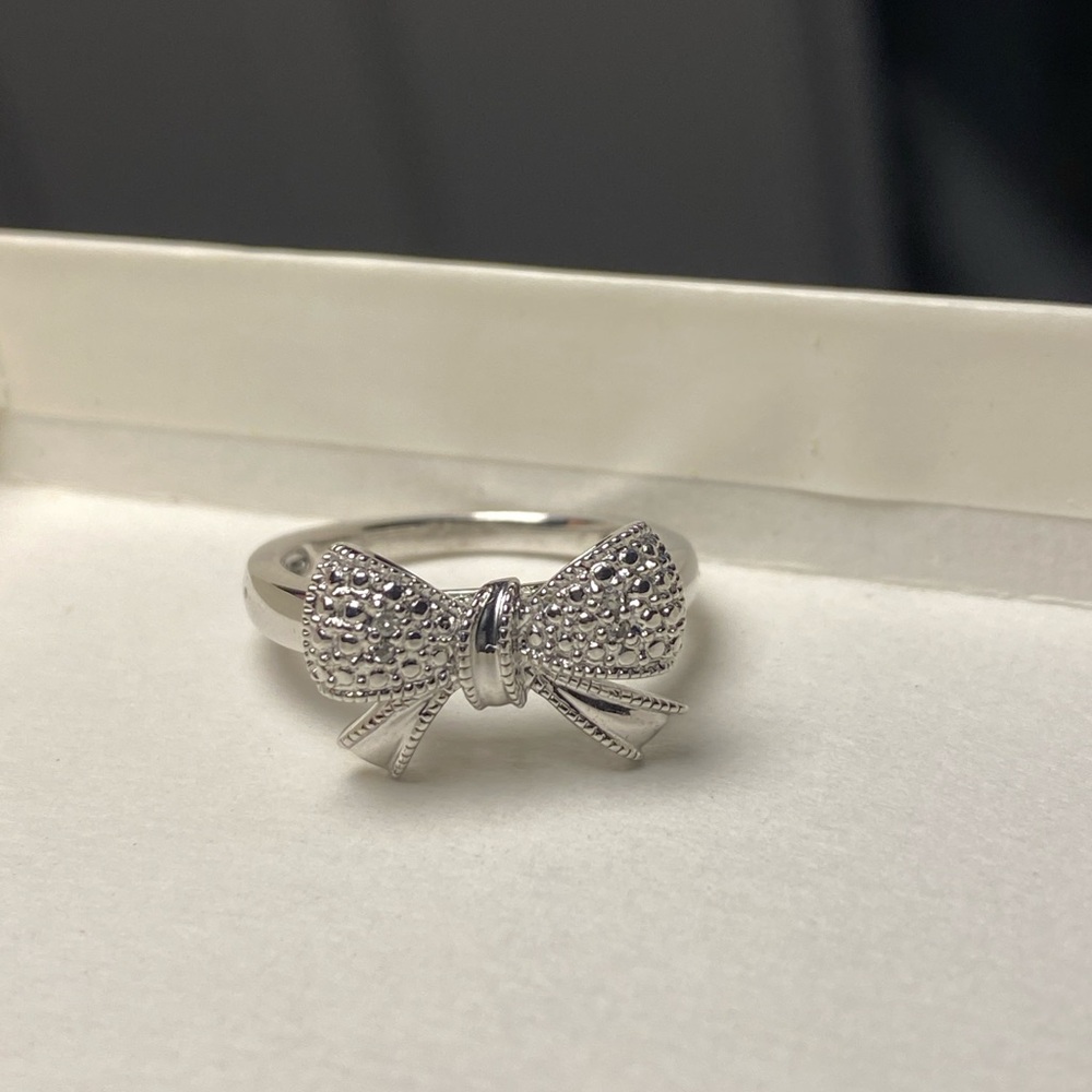 Juicy Couture Silver Bow Ring Size 7 - Gem